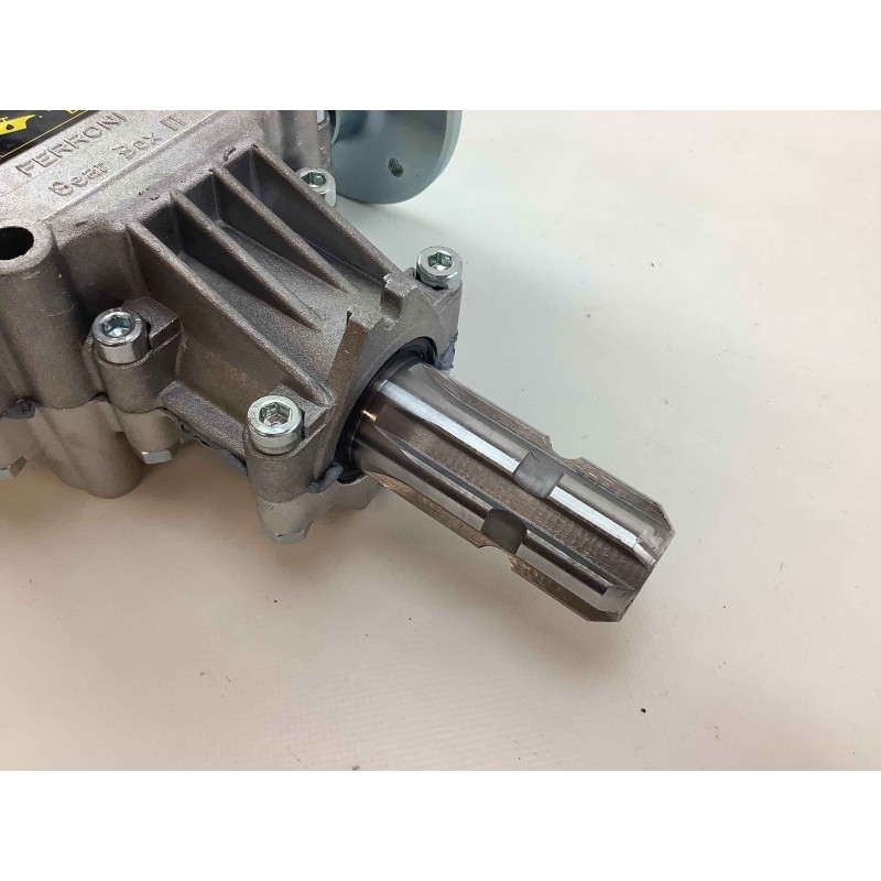 Corner transmission unit with 6-hole flange for spreader:Irrigation...
